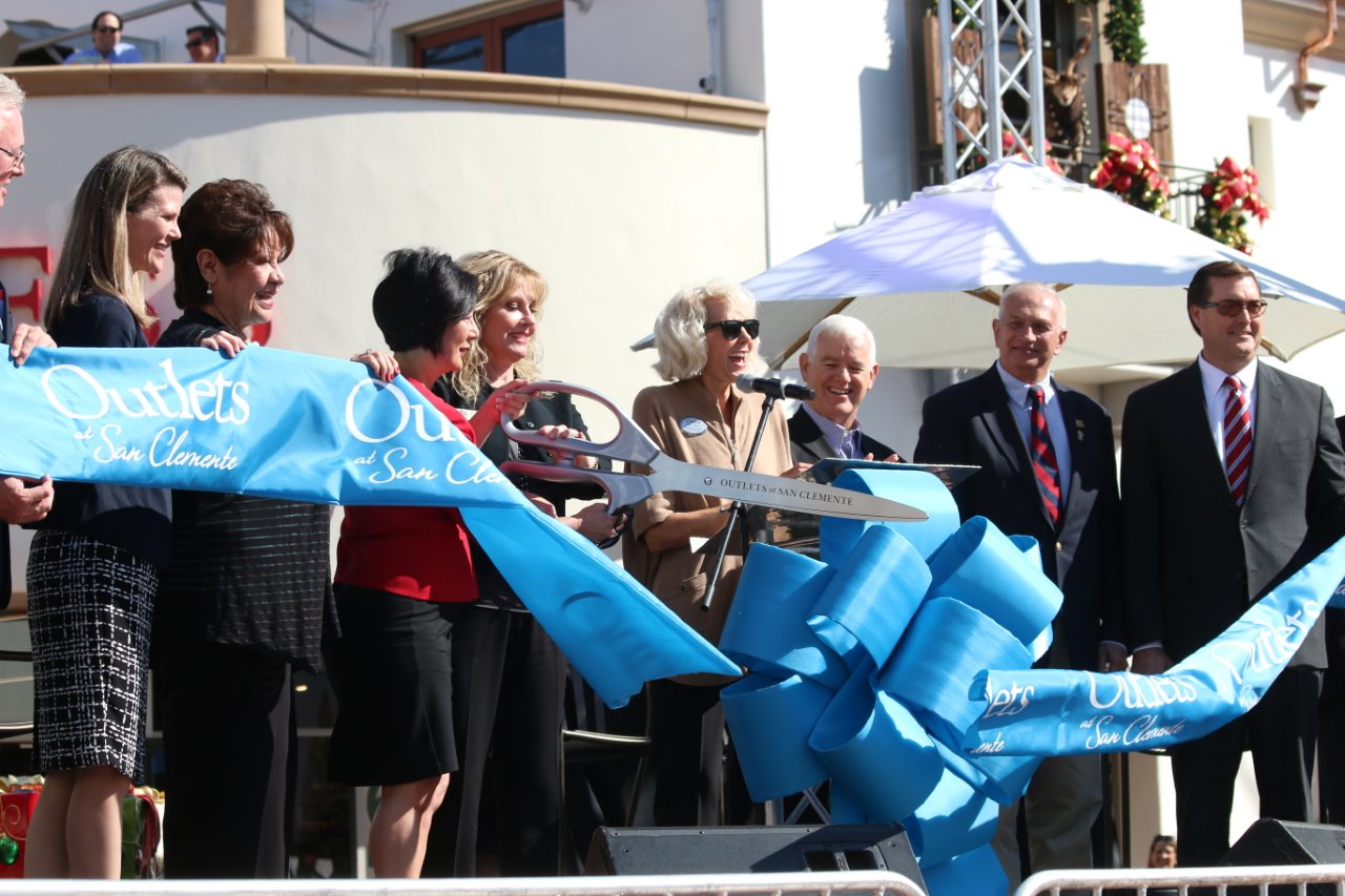 Outlets Grand Opening – King Size Bows